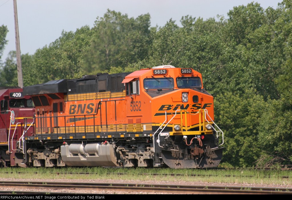 BNSF 5852